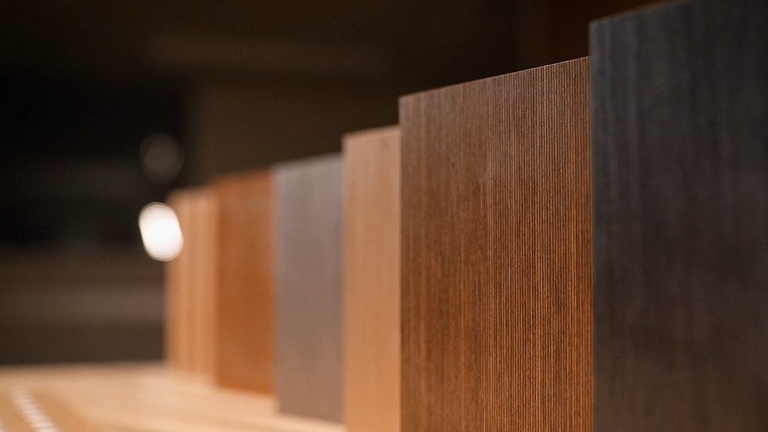 Trä är ett trendigt och estetiskt val för invändiga ytor