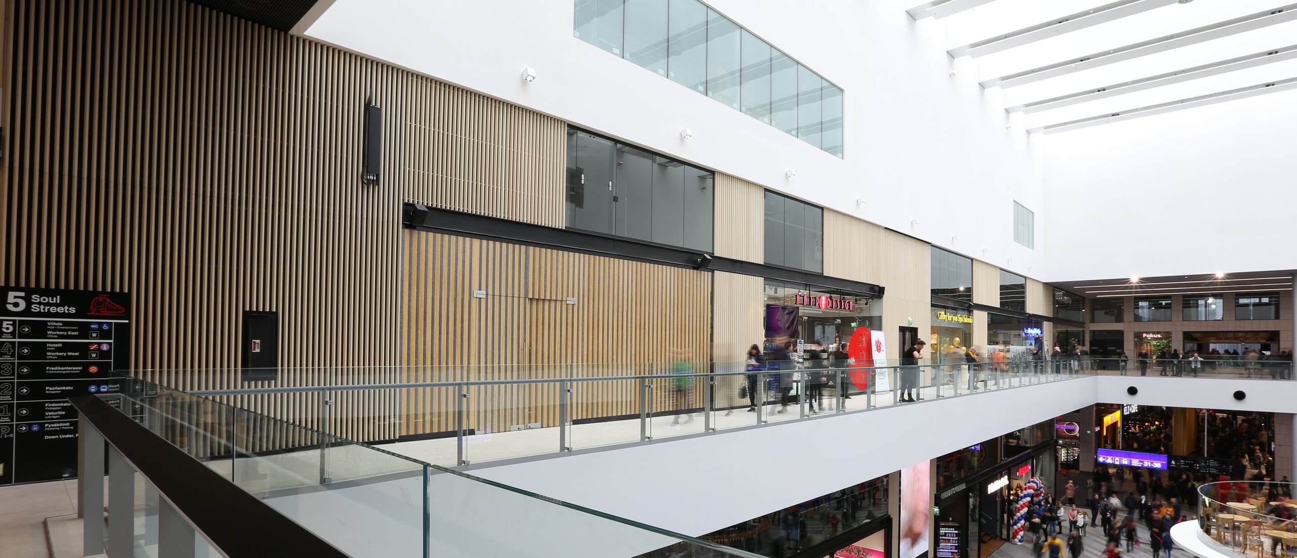 Stationen blev trivsammare med hjälp av träribbor i varma toner